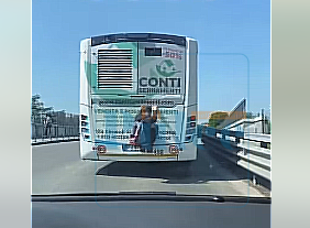 Aggrappato al bus, il gesto folle